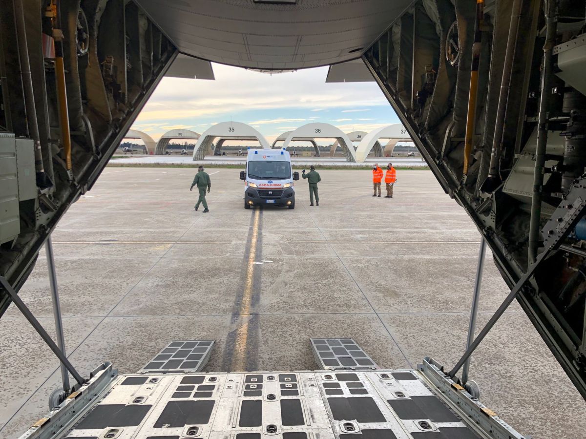 Military News From Italy Aeronautica militare, un velivolo C-130J in ...